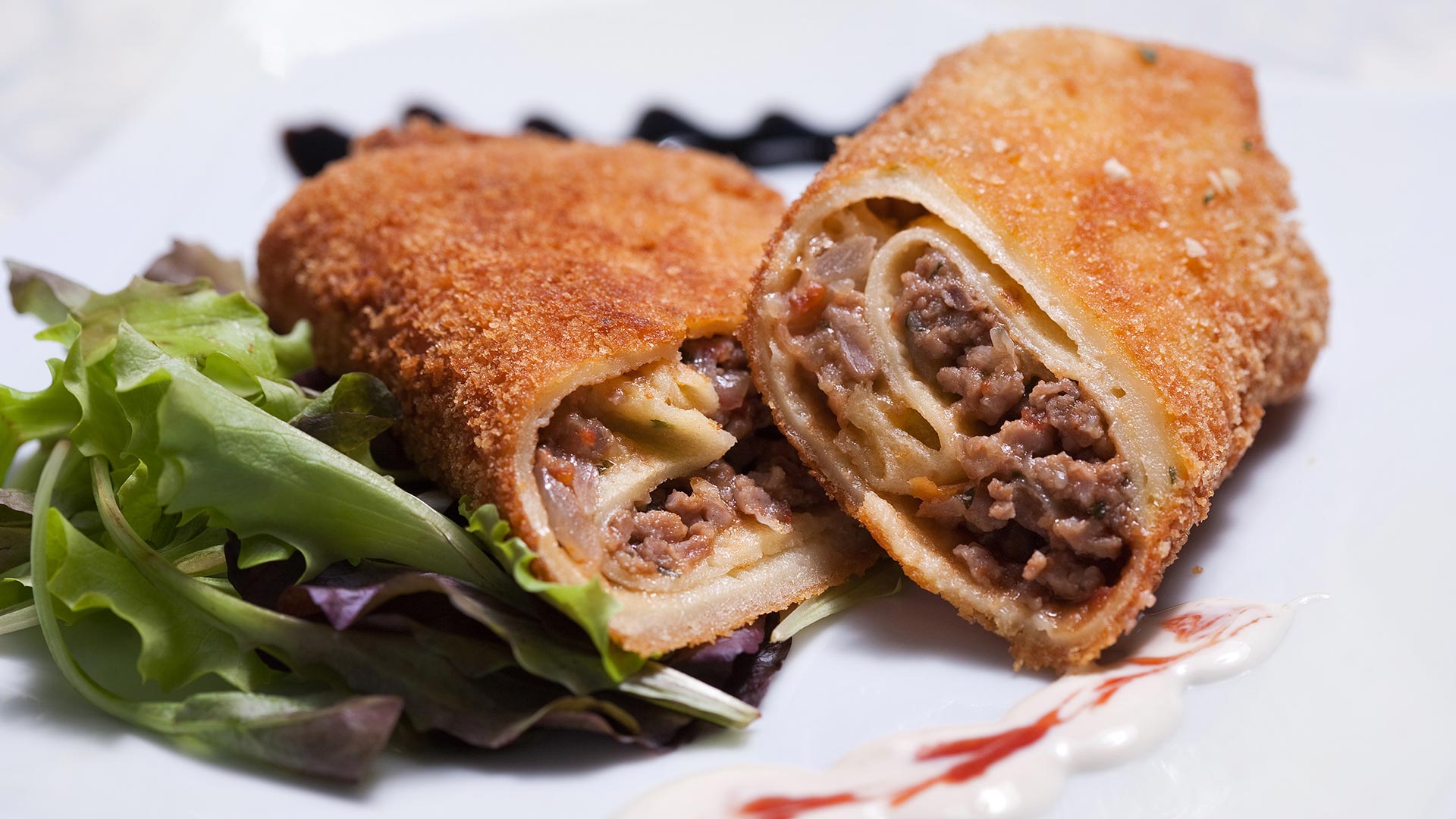 Pohane palačinke punjene mljevenom svinjetinom