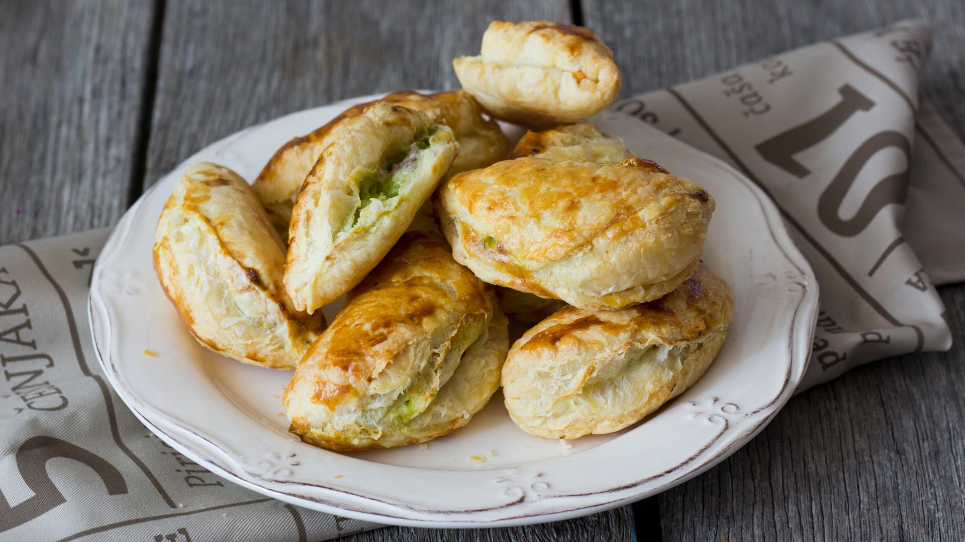 Mini lisnate pite punjene slaninom i graškom