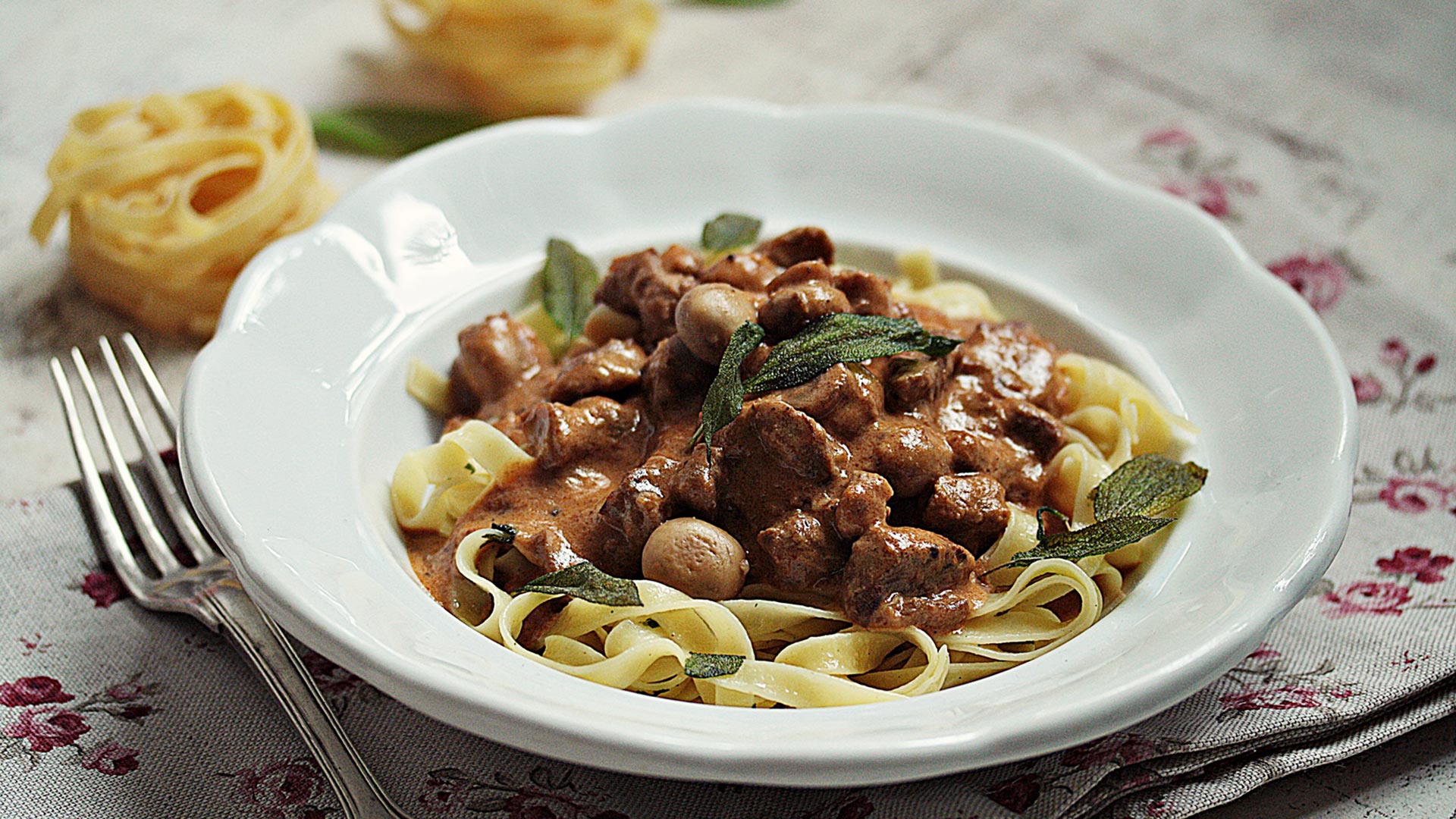 Junetina à la Stroganoff s aromatičnom tjesteninom