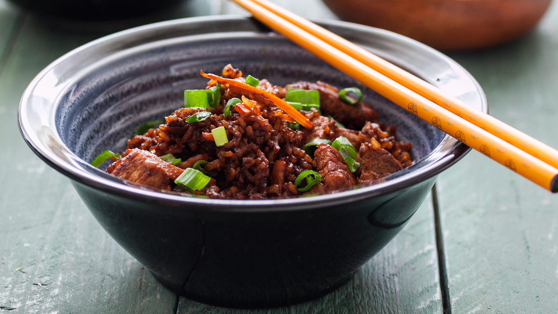 Napravite prženu rižu i svinjetinu iz woka