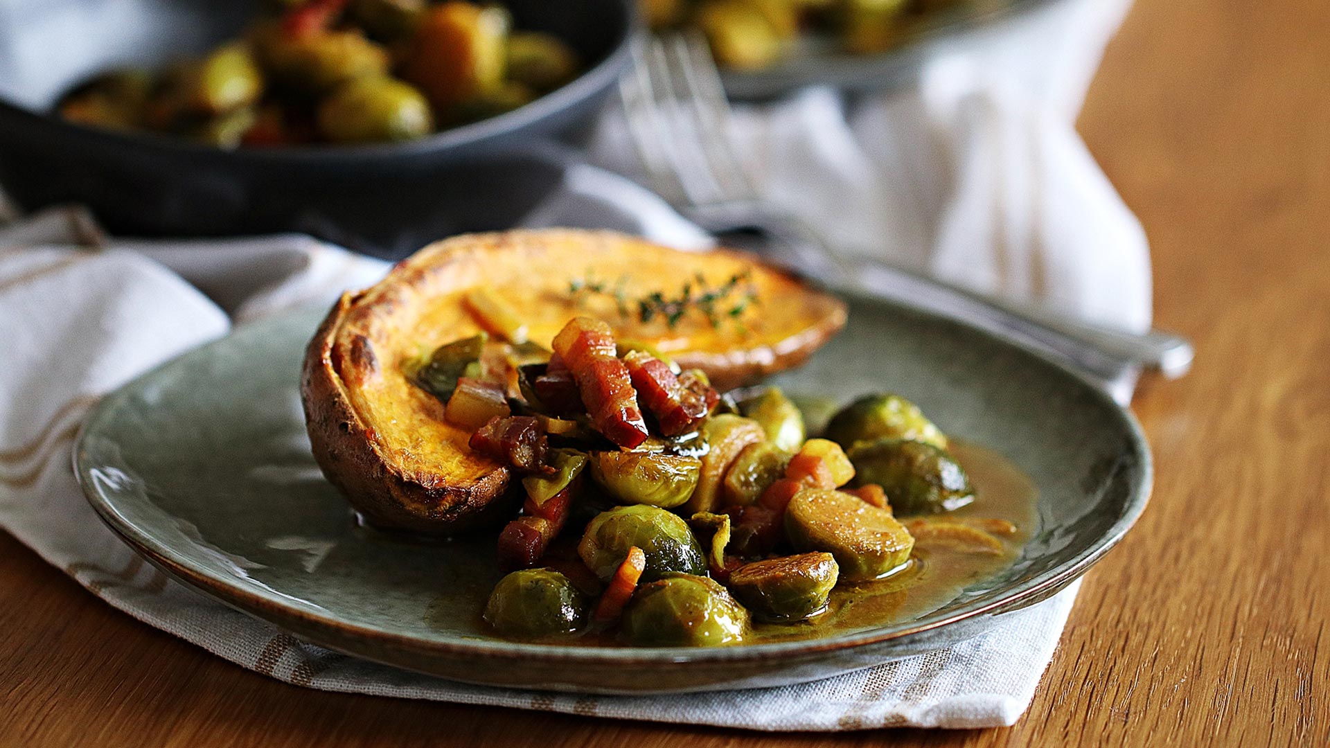 Aromatične prokulice sa slaninom i vinom