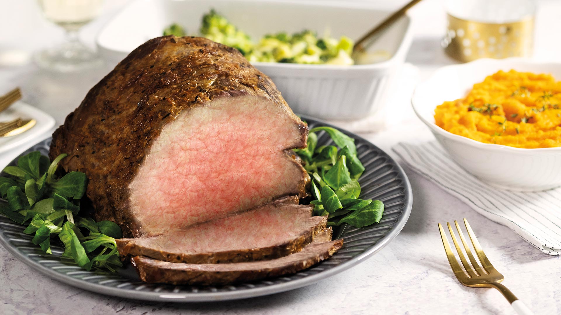 Juneće pečenje sa zapečenom brokulom