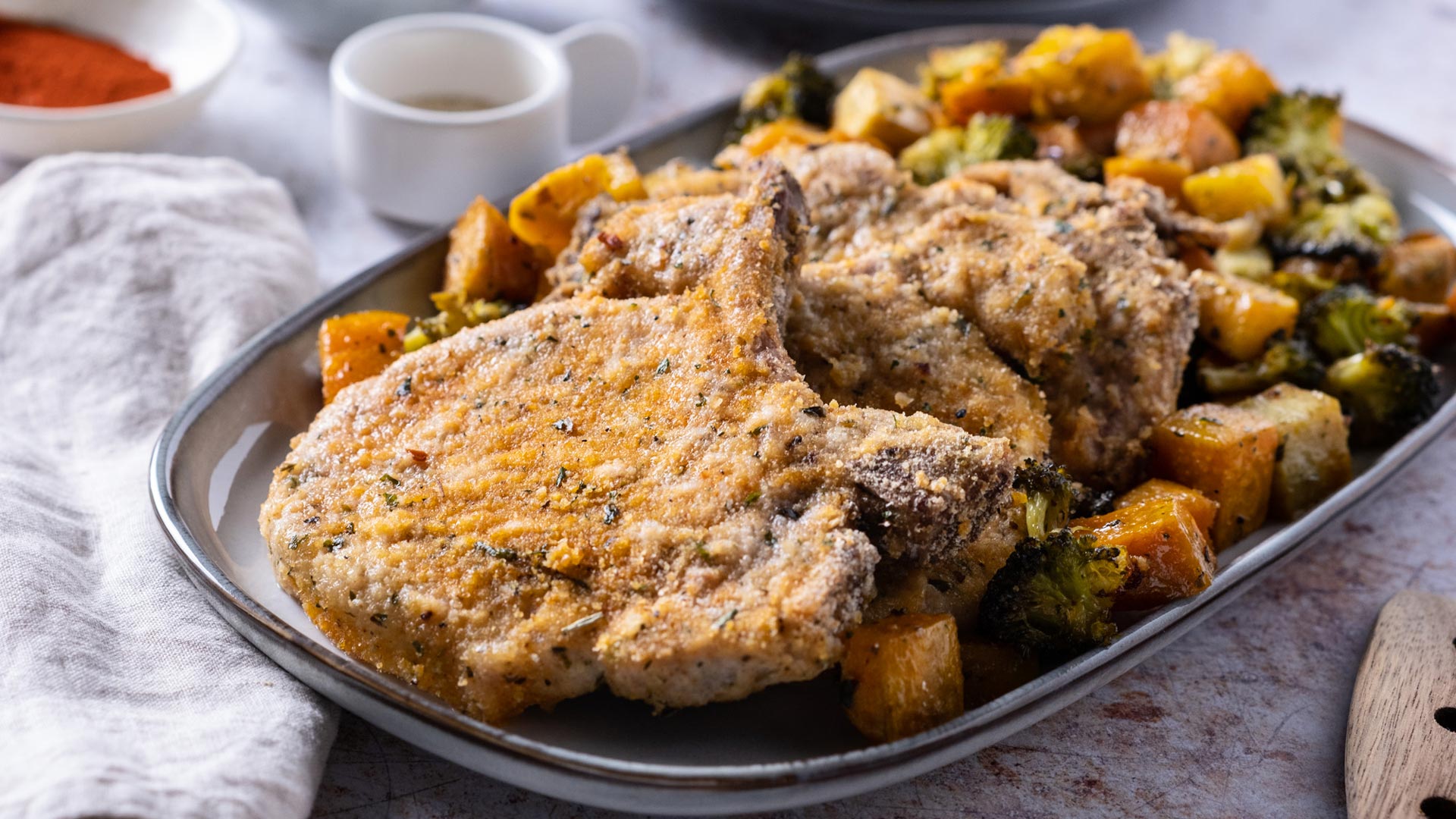 Pohani svinjski kotleti s batatom i brokulom