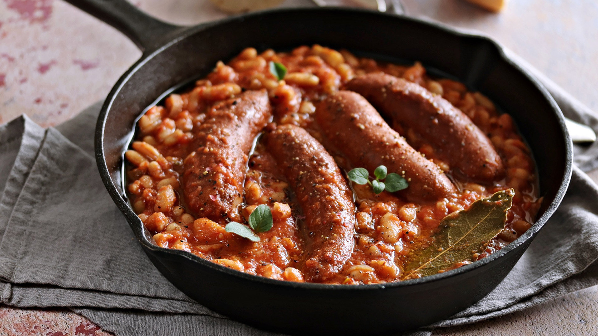 Bijeli grah s rajčicama i ljutim kobasicama