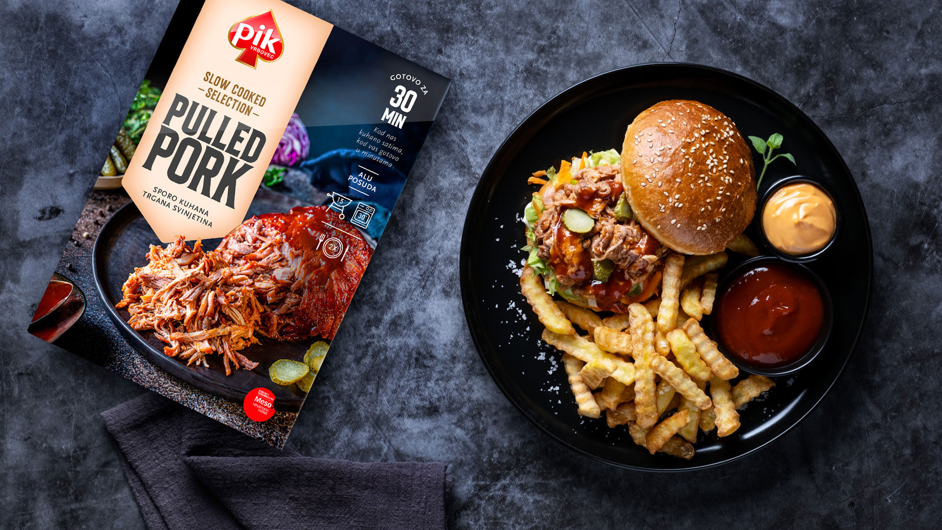 Trgana svinjetina u burger pecivu s prženim krumpirićima