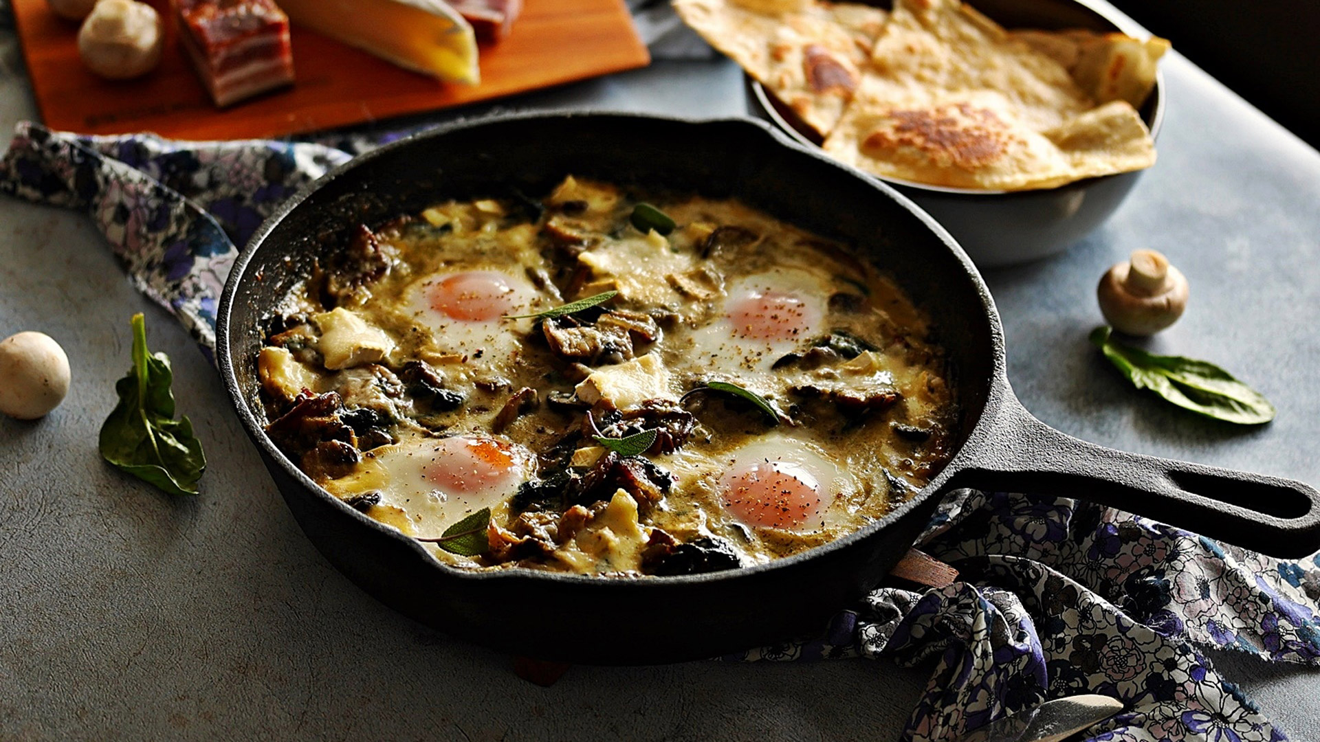 Jaja sa slaninom, brie sirom i šampinjonima