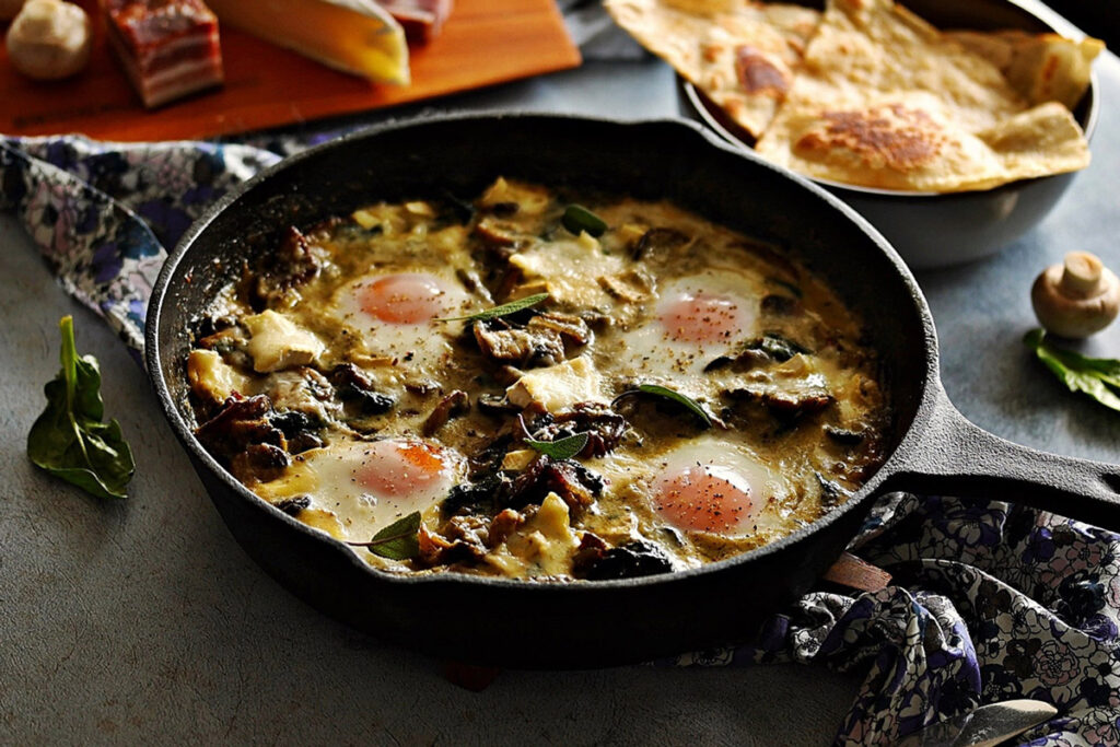 Jaja sa slaninom, brie sirom i šampinjonima